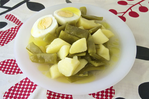 Hervido de judías verdes con patatas y huevos - Recetas de Escándalo